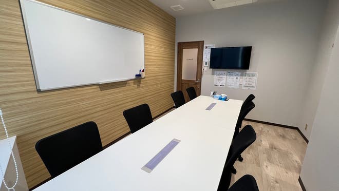 【赤羽駅徒歩1分◎】駅近!モニター・フリードリンク付き8名会議室(RoomA)※予約時間前は入室不可の写真1