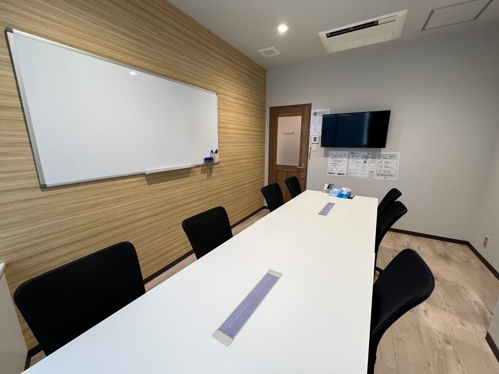 【赤羽駅徒歩1分◎】駅近！モニター・フリードリンク付き8名会議室（RoomA）※予約時間前は入室不可の写真2