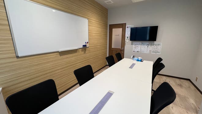 【赤羽駅徒歩1分◎】駅近!モニター・フリードリンク付き8名会議室(RoomA)※予約時間前は入室不可の写真2