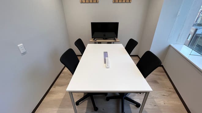 【赤羽駅徒歩1分◎】駅近!モニター・フリードリンク付き4名会議室(RoomC)※予約時間前は入室不可の写真1