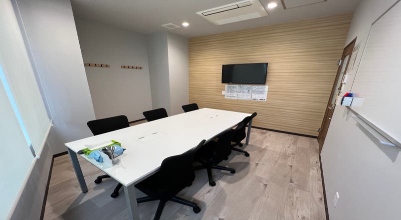 【赤羽駅徒歩1分◎】駅近！モニター・フリードリンク付き6名会議室（RoomD）※予約時間前は入室不可