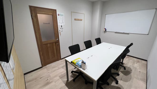 【赤羽駅徒歩1分◎】駅近!モニター・フリードリンク付き6名会議室(RoomE)※予約時間前は入室不可の写真2