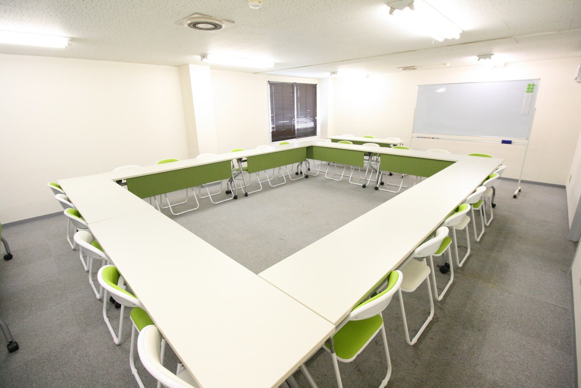 【お気軽グループアワード2024受賞🏅】🎯堺筋本町駅3分🎯演台＆マイク🌈42人収容◆お気軽会議室堺筋本町◆◆の写真5