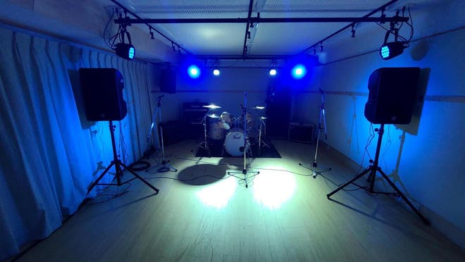 南浦和駅徒歩2分!24時間営業・年中無休のショー・ライブが出来るスタジオです。の写真1