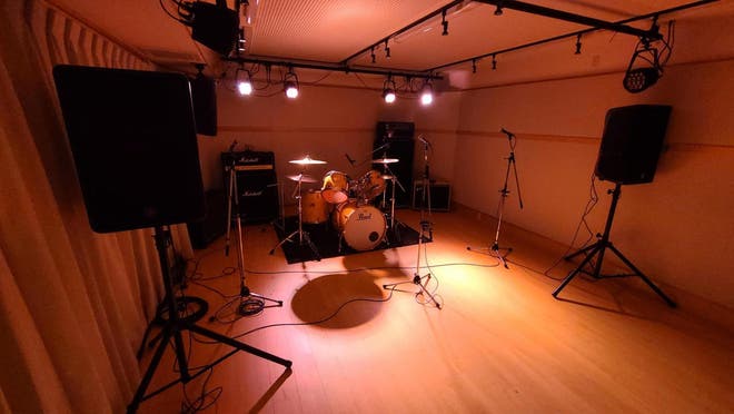 南浦和駅徒歩2分!24時間営業・年中無休のショー・ライブが出来るスタジオです。の写真3