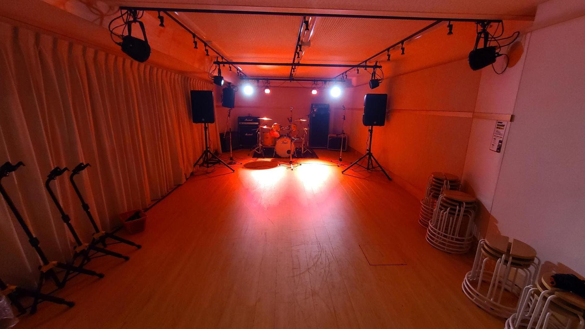 南浦和駅徒歩2分！24時間営業・年中無休のショー・ライブが出来るスタジオです。の写真7