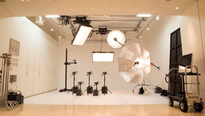 電動バンクを備え、人物のポートレートから商品撮影まで、幅広く使える白ホリスタジオ♪の写真1