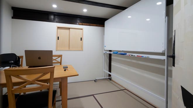 最大4名着席可能!完全個室でzoom会議やオンライン面談でも使える個室スペースの写真2