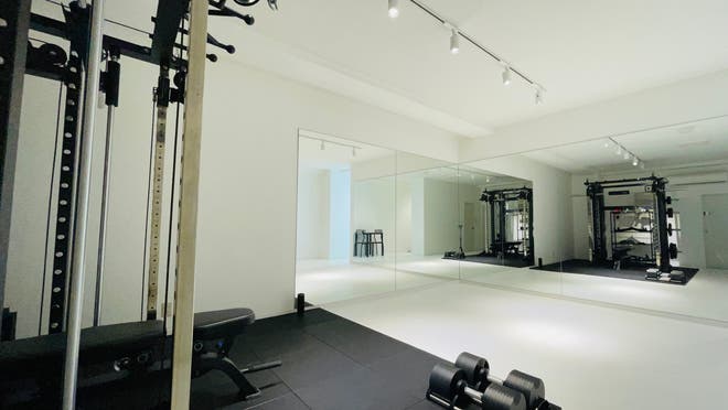 【池袋最大級】大型ミラー、スミスマシン、パワーラック完備/パーソナル、ヨガ、キックボクシング、撮影等にご利用いただけますの写真5