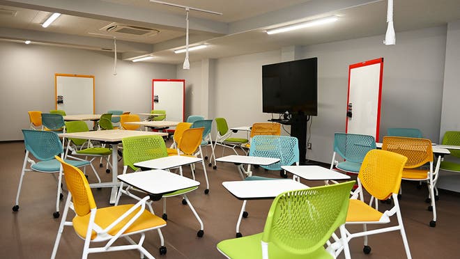 貸し会議室ワーク1-1 モニター、ホワイトボードを完備したオーソドックスな会議室の写真1