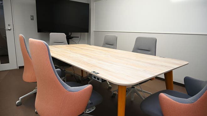 貸し会議室ワーク1-4 モニター、ホワイトボードを完備したオーソドックスな会議室の写真1