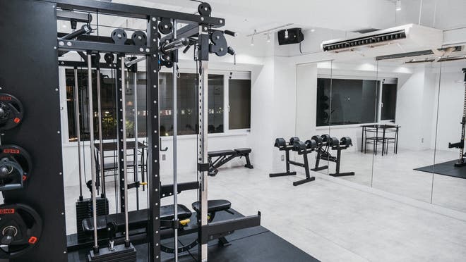 【渋谷駅徒歩3分】宮下パーク向かい!眺めの良い清潔感溢れるパーソナルレンタルジム <5in1マルチファンクショナルマシン導入>の写真1