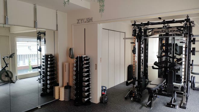 24時間ジム、新宿3丁目駅3分、当日予約でお得な割引きも!人気マルチマシン完備、個人利用可、自分好みの照明演出に、ドラマ出演ジムの写真3