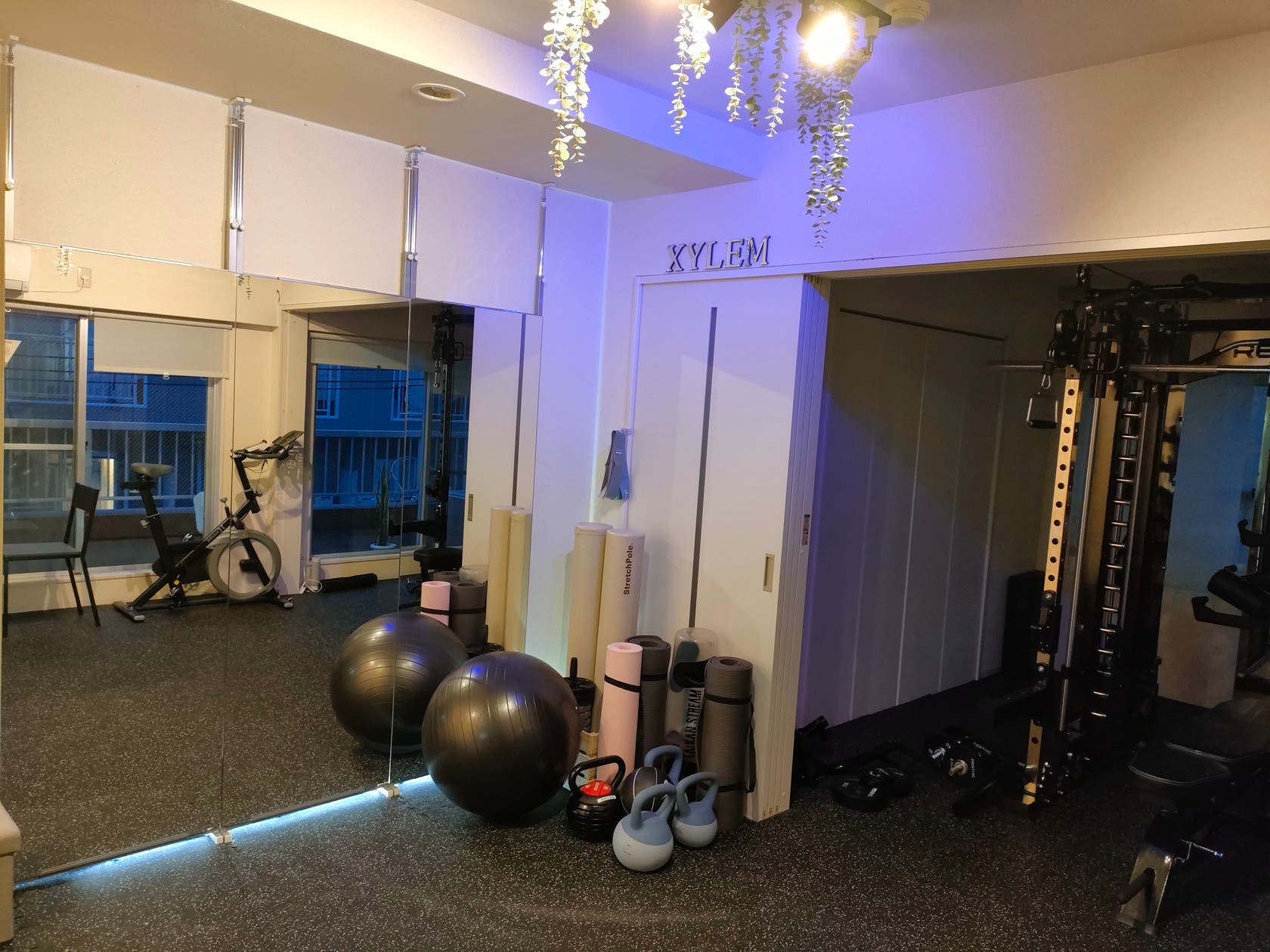 24時間ジム、新宿3丁目駅3分、当日予約でお得な割引きも！人気マルチマシン完備、個人利用可、自分好みの照明演出に、ドラマ出演ジムの写真5