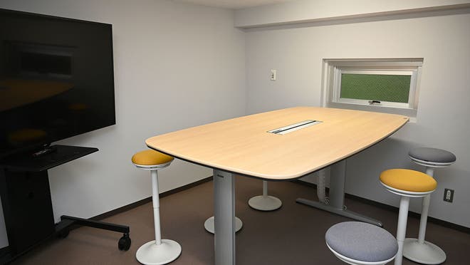 貸し会議室ワーク1-7 モニター、ホワイトボードを完備したオーソドックスな会議室の写真1