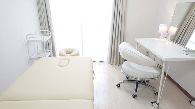 シンプルな内装で清潔感のあるレンタルサロン!の写真1