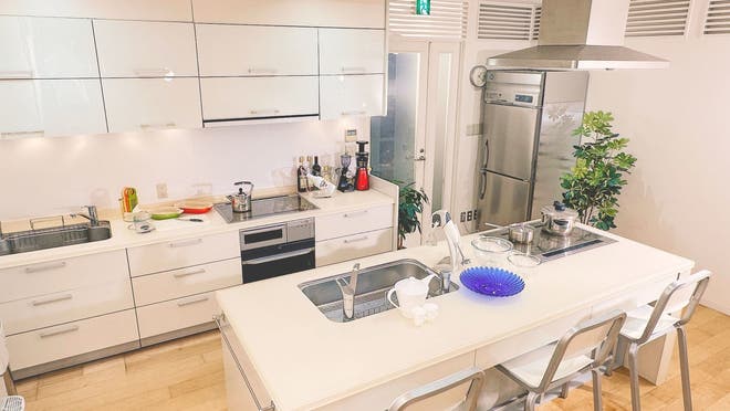 大型アイランドキッチン★業務用冷蔵庫/調理器具/食器類の写真1