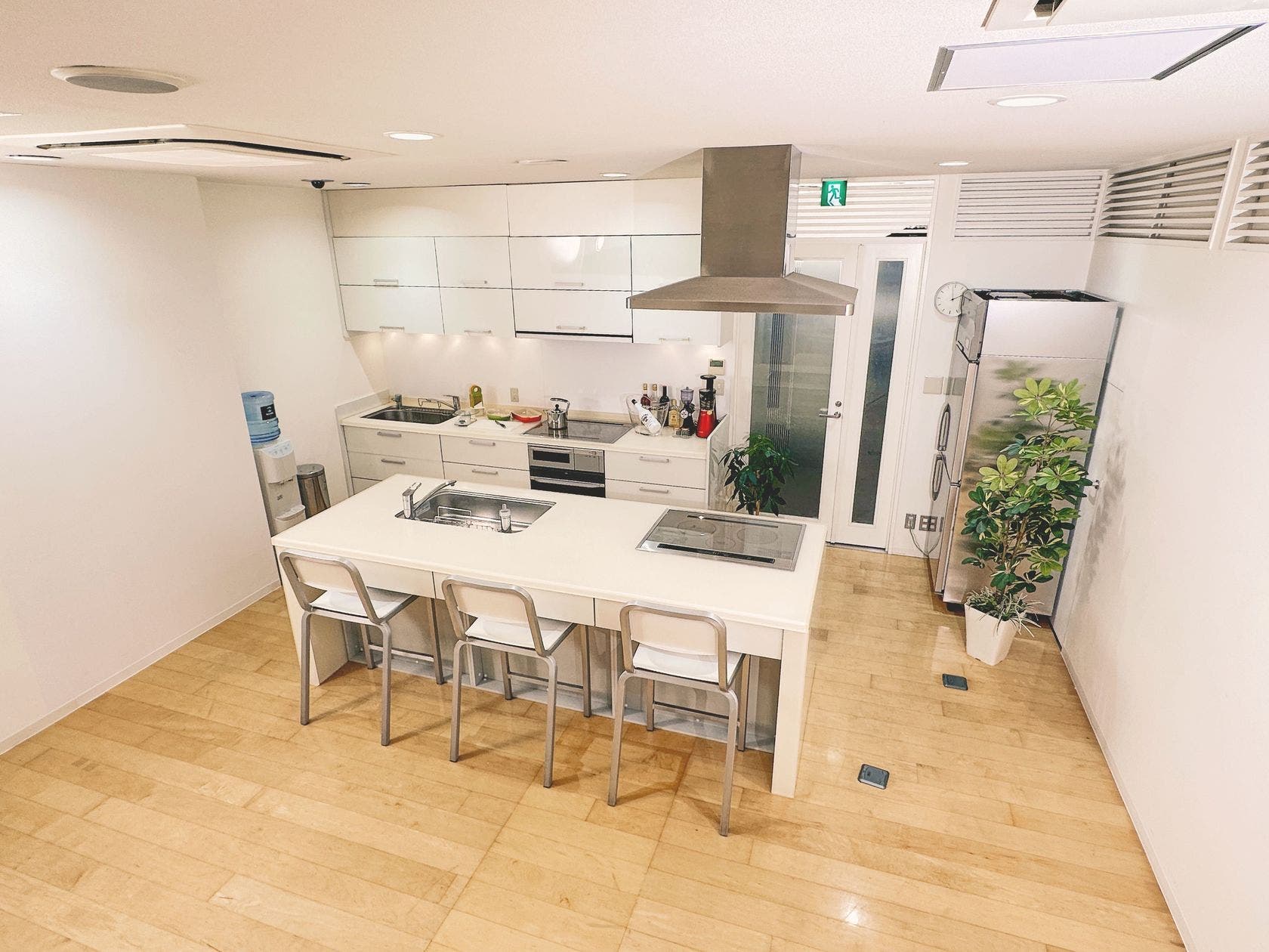 大型アイランドキッチン★業務用冷蔵庫/調理器具/食器類の写真4