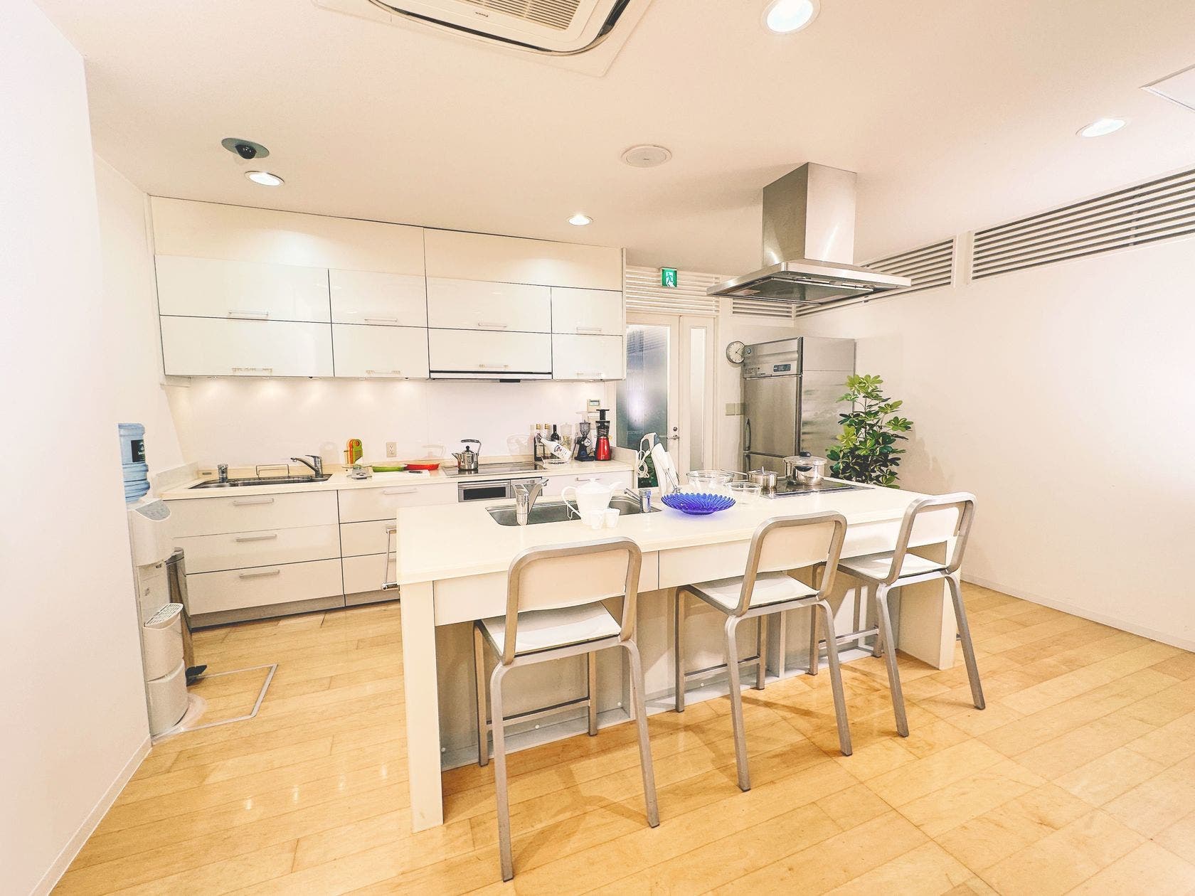 大型アイランドキッチン★業務用冷蔵庫/調理器具/食器類の写真8