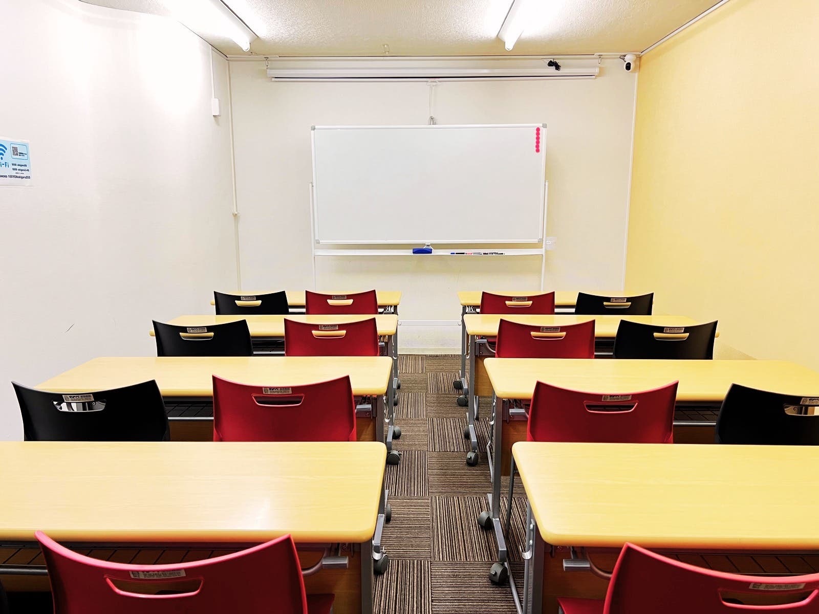 【インボイス対応/法人仕様】京都の真面目な会議室◆お気軽会議室京都四条◆◆高速ネット/駅徒歩２分/24人収容/当日予約可の写真2