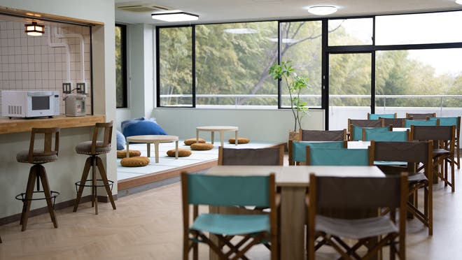 キッチン付き!広々としたカフェテリアスペースを貸し切りの写真1