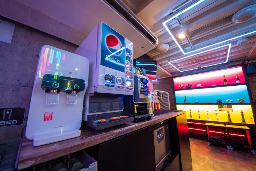 【東新宿駅近】送別会や追いコン、パーティーに！最大100人、ゲーミングPC、カラオケ、飲み放題、プロジェクター完備！の写真6