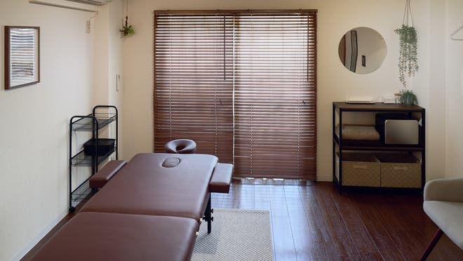 【NEW✨】高島屋裏すぐ2階🚶♀️好立地でお客様満足度もUP!シンプルモダンな広々した個室🏡の写真1