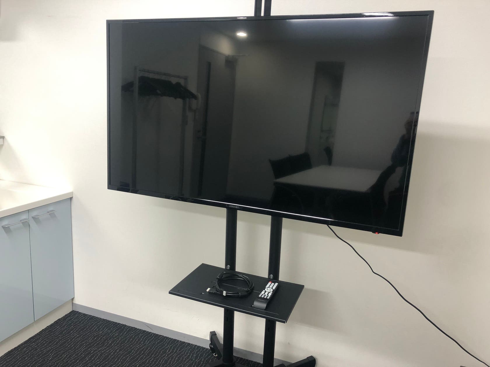 モニター55インチ（スタンド付き）の画像1