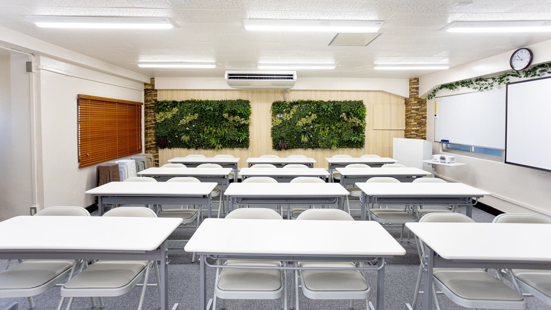 新宿・大久保駅 徒歩圏内！50名収容 ワンフロア貸切｜セミナー・交流会に最適｜土足OK｜Wi-Fi｜プロジェクター｜[14]の写真2