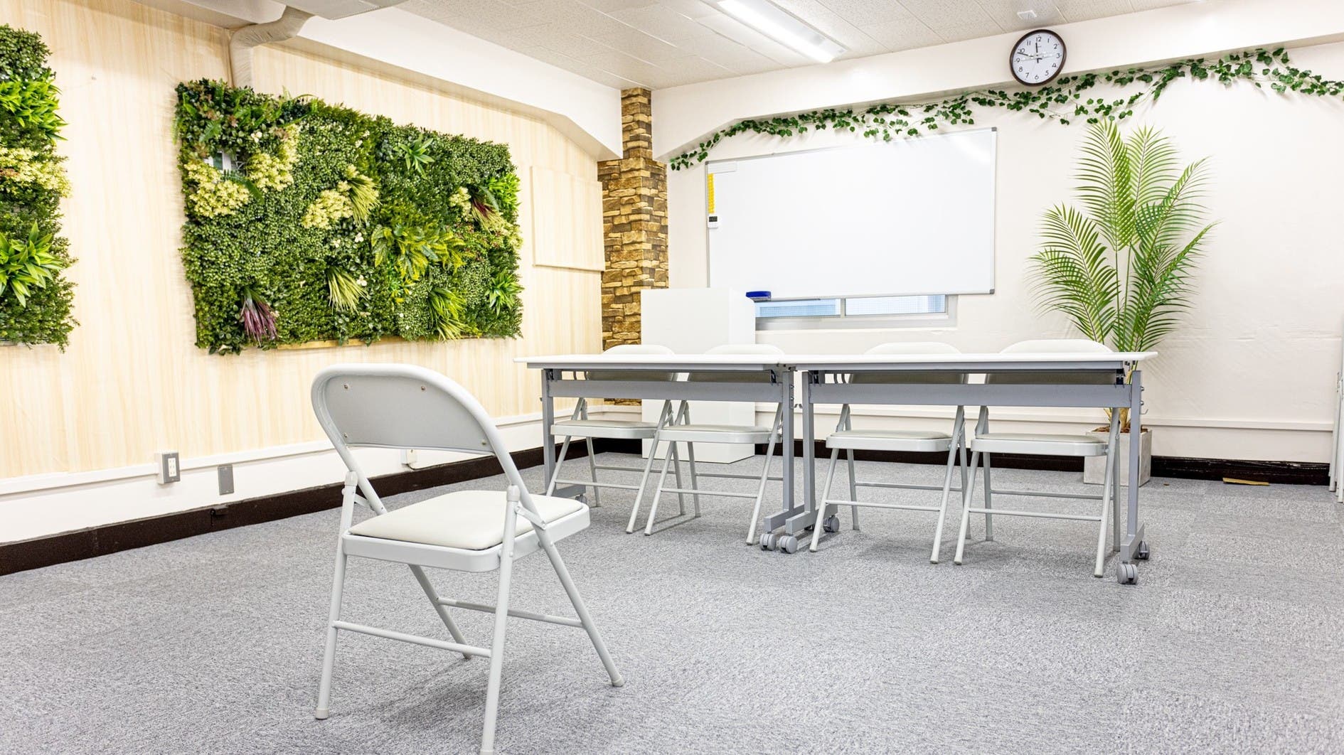 新宿・大久保駅徒歩圏内！30名収容｜広い会議室｜ゴミ捨てオプション有｜勉強会・レッスンに最適｜Wi-Fi｜プロジェクター[14]の写真9