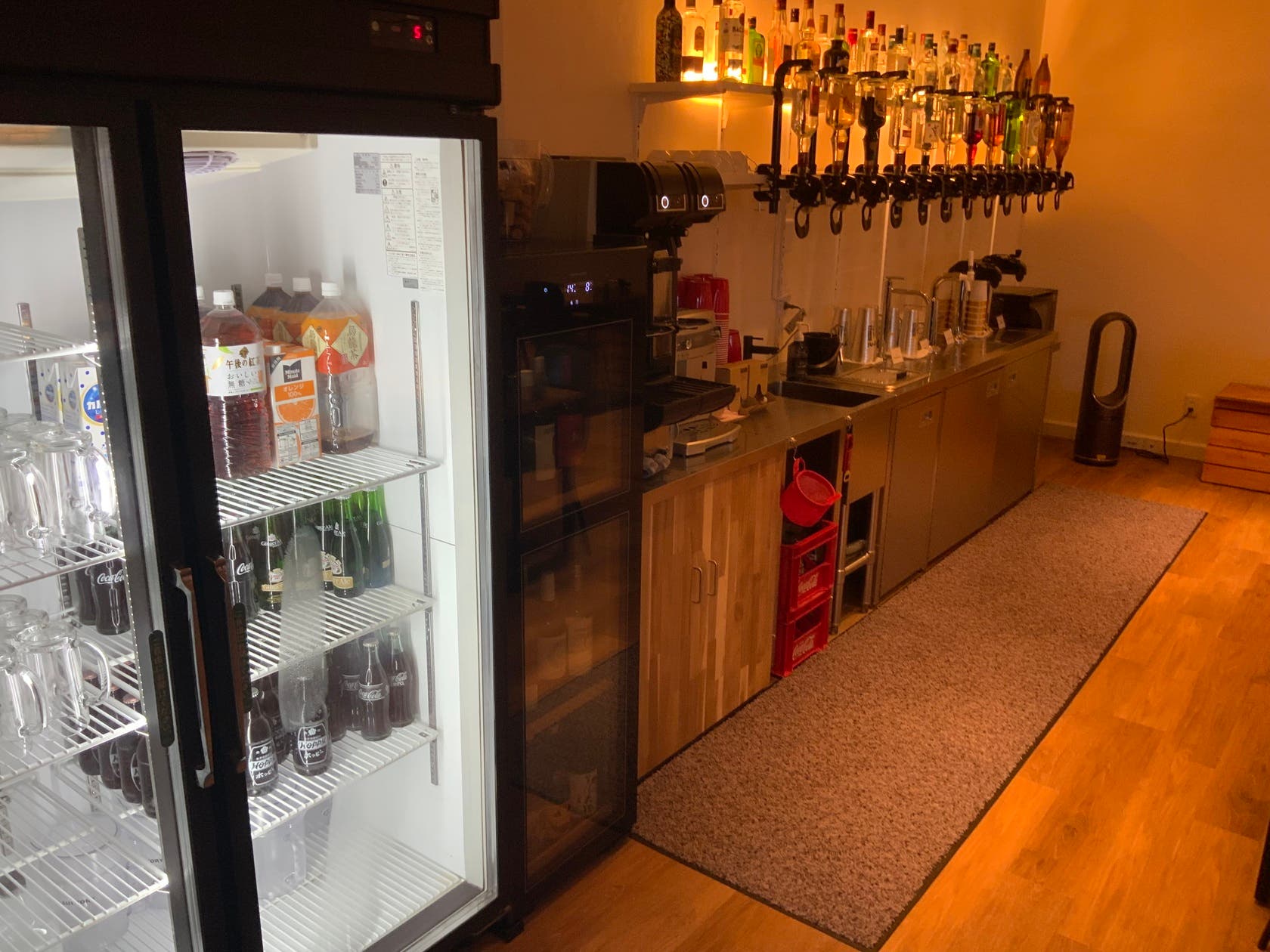 各種イベントや、打上げ・結婚式二次会等、お客様の用途に合わせ『多目的』に活用できる,セルフ飲み放題付きのレンタルスペースの写真6