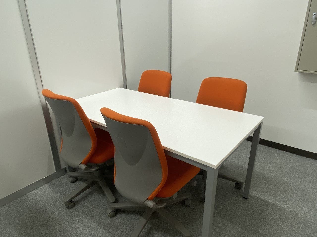 ⭐️【4名会議室】西新宿駅から徒歩30秒⭐️スタッフ常駐のため安心してご利用いただけます！✨Wi-Fi有りの写真1