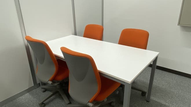 ⭐️【4名会議室】西新宿駅から徒歩30秒⭐️スタッフ常駐のため安心してご利用いただけます!✨Wi-Fi有りの写真1