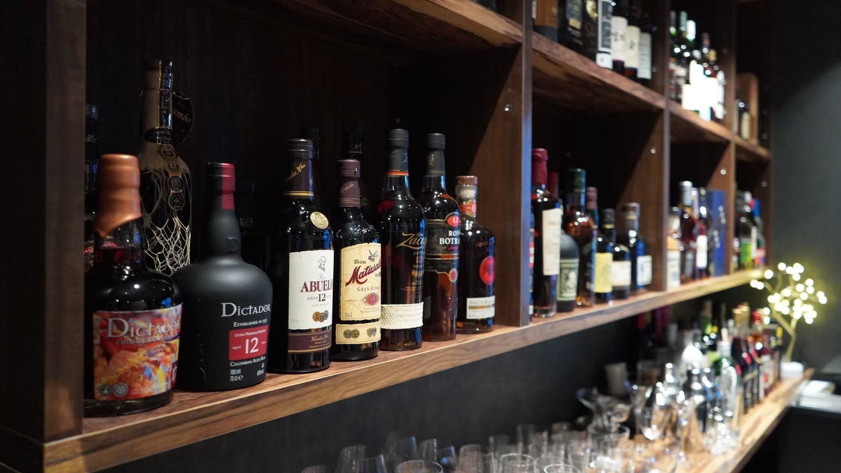 西新宿駅から徒歩3分のバーの写真4