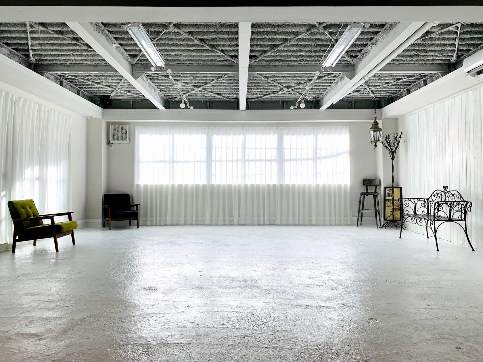 ほど良い自然光が注ぎ込む約100㎡の撮影スタジオ【蒲田駅から徒歩10分】の写真1