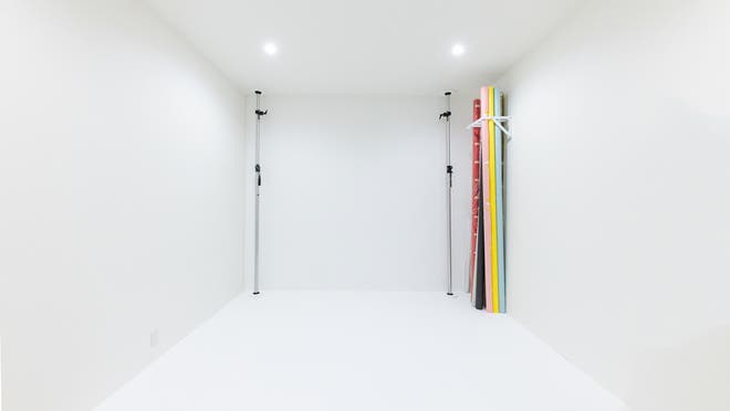 自分で本格的なスタジオ撮影ができます。ヘアメイクスペース完備で安心!専門的な機材などレンタル可能。の写真1