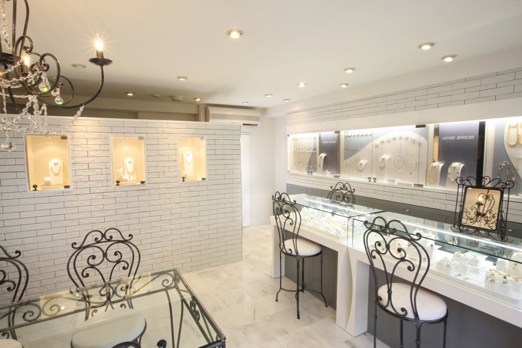 銀座駅から徒歩2分！大理石の床、アイアンフレームの家具がオシャレな明るいサロンの写真1