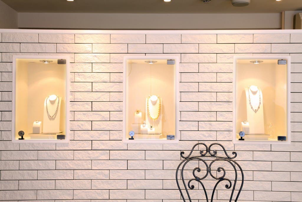 銀座駅から徒歩2分！大理石の床、アイアンフレームの家具がオシャレな明るいサロンの写真2