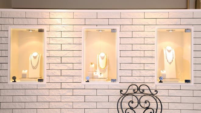 銀座駅から徒歩2分!大理石の床、アイアンフレームの家具がオシャレな明るいサロンの写真2