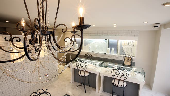 銀座駅から徒歩2分!大理石の床、アイアンフレームの家具がオシャレな明るいサロンの写真3