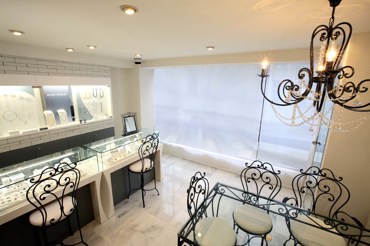 銀座駅から徒歩2分！大理石の床、アイアンフレームの家具がオシャレな明るいサロンの写真4