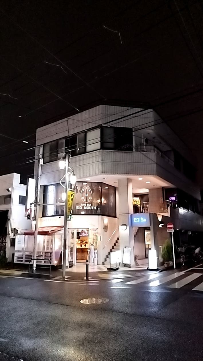 【下北沢駅/茶沢通り】落ち着いた内装の小さなカウンターバーです。ソファ席もあります◎の写真4