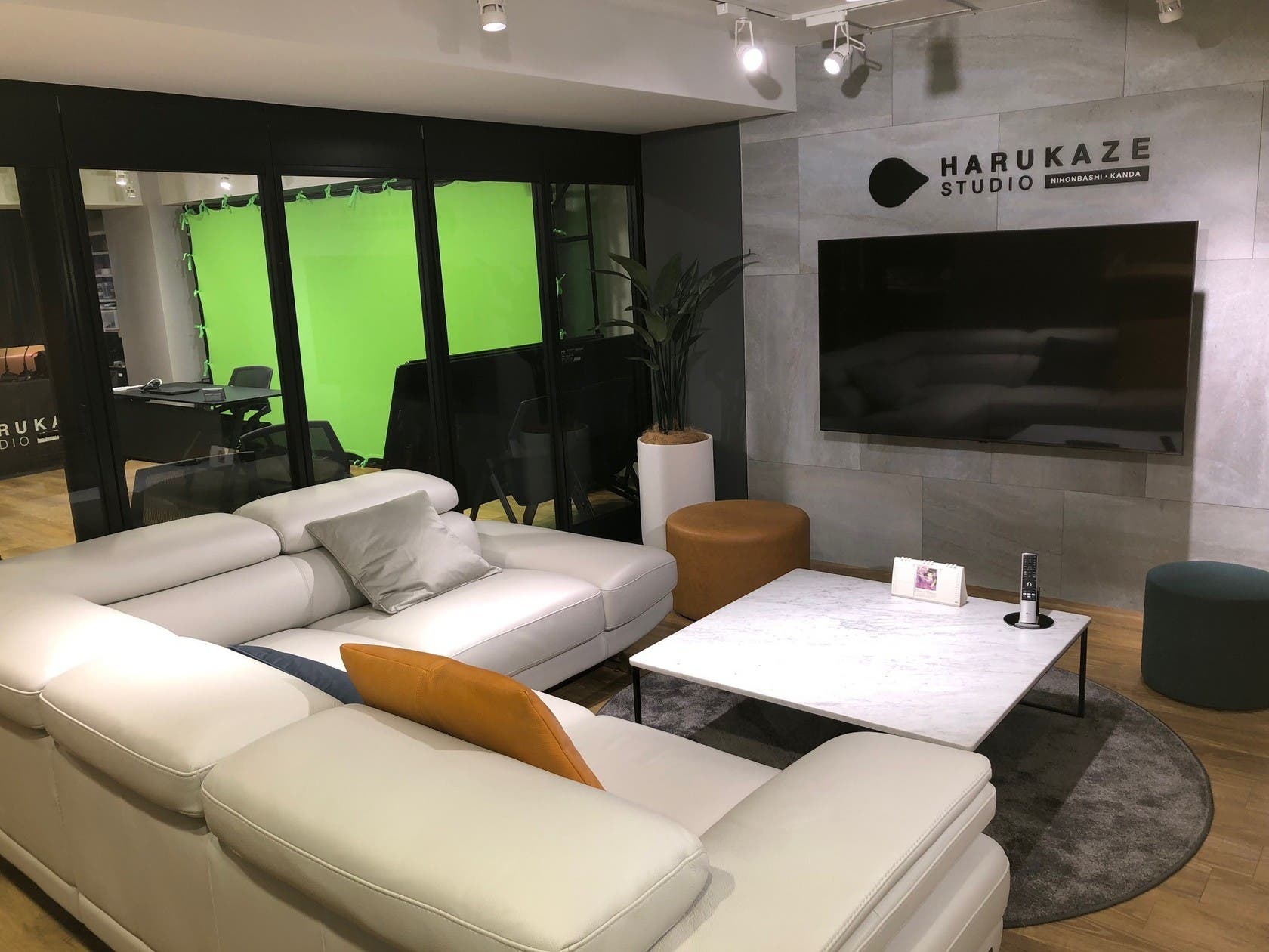 淡路町駅徒歩２分。手ぶらで配信収録ｏｋ！ カメラ・ミキサー・モニター完備！ セミナー配信(控え室あり)や対談にも。の写真9