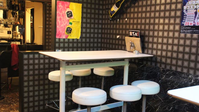 広々とした空間はみんなで盛り上がること間違いなし!ダーツやカラオケ、動画再生など様々な利用シーンに合わせることができます!の写真4