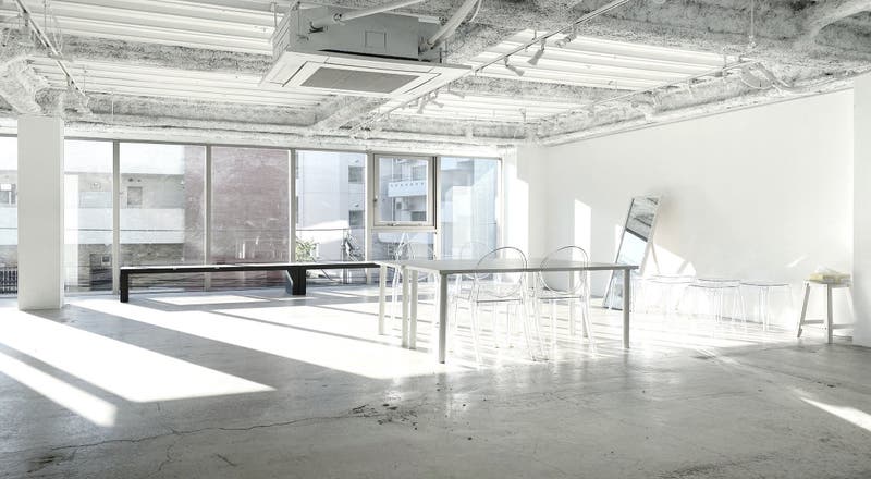 渋谷駅8分OZgallerystudioガラス張りの白い空間