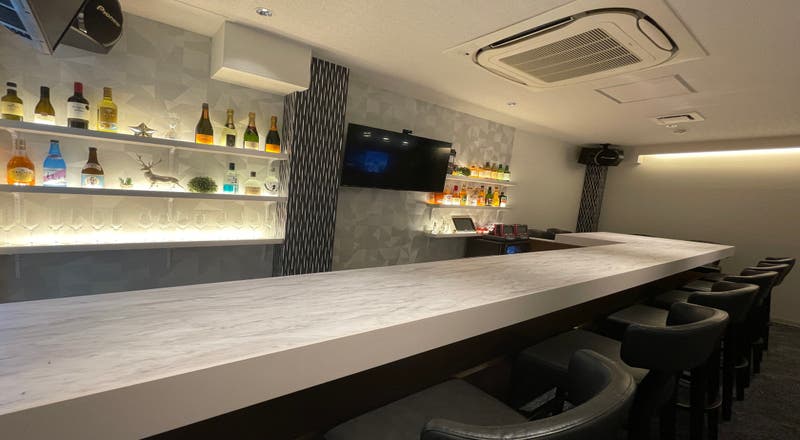 【新宿から電車で10分！】荻窪駅1分★カラオケBar♬リピート多数！！白くて綺麗な内装で高級感がありピカピカです✨