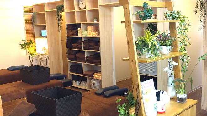 本店&各別邸の共有スーペースとベッドの写真1