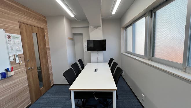 【中目黒駅徒歩1分以内◎】駅近!モニター付6名会議室(RoomA) ※予約時間前は入室不可の写真1