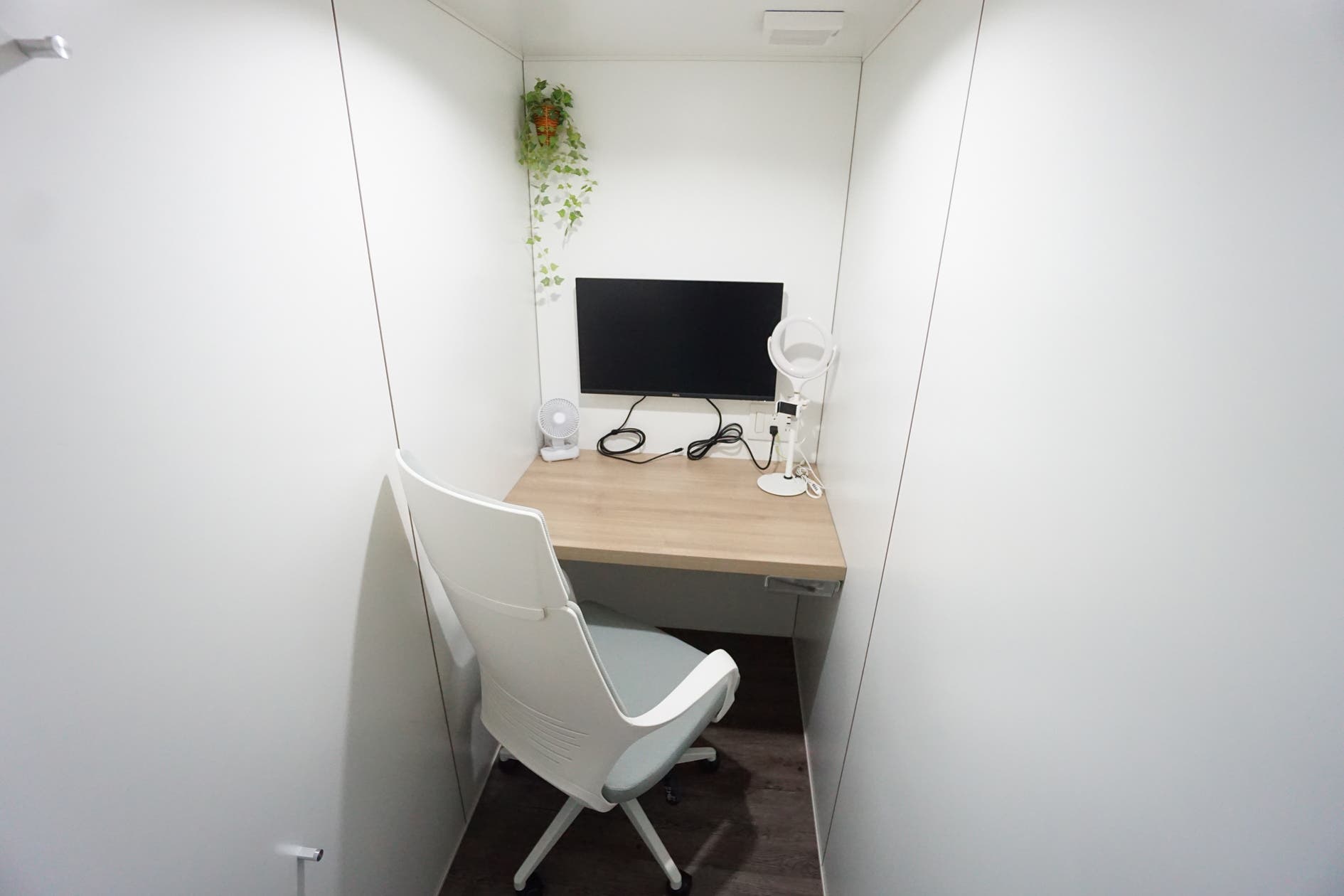 ＜ヒトリボックス 横浜駅東口No.3＞高速光回線Wi-Fi📶ナノイー発生機✨モニター🖥テレワーク/面接/自習/作業の写真1