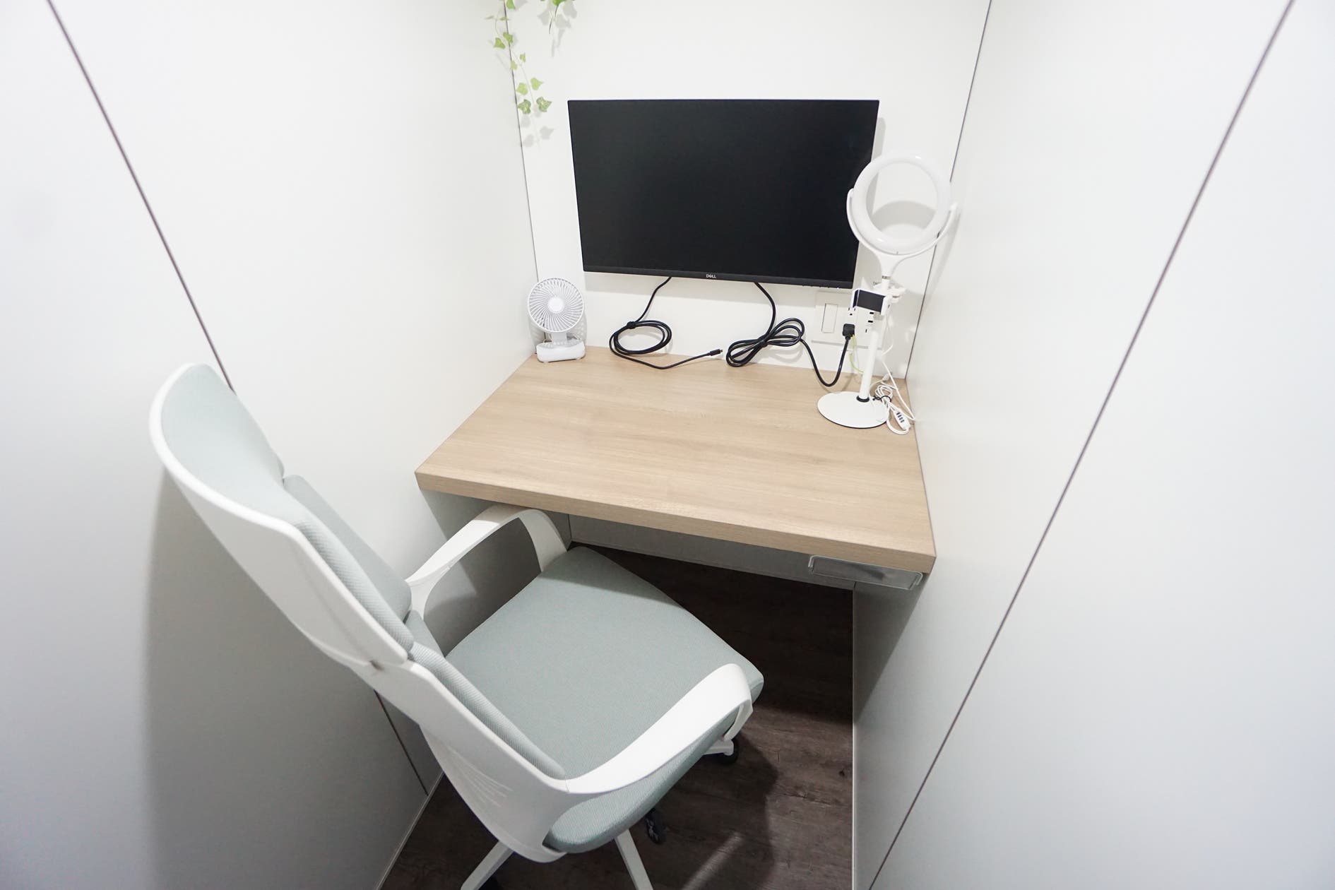 ＜ヒトリボックス 横浜駅東口No.3＞高速光回線Wi-Fi📶ナノイー発生機✨モニター🖥テレワーク/面接/自習/作業の写真2